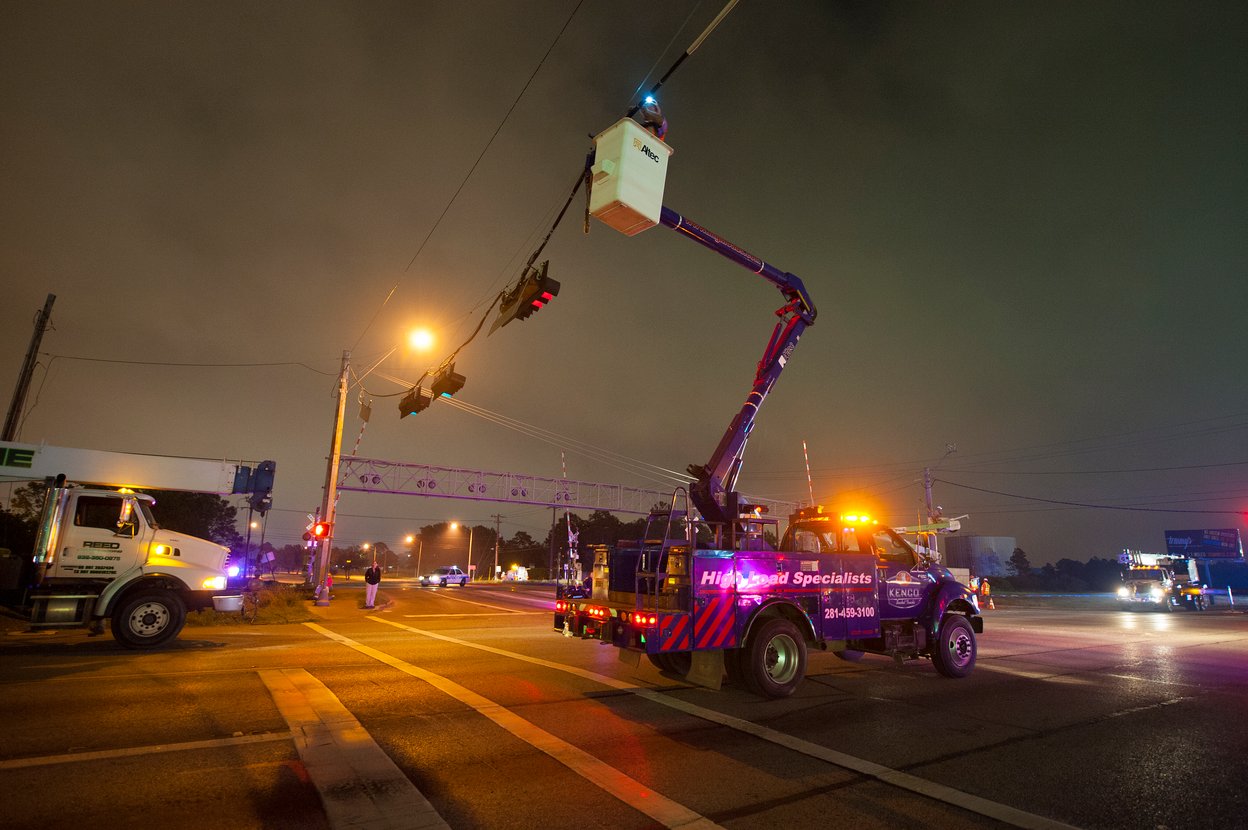 Top 3 Characteristics of a Professional Bucket Truck Escort Crew