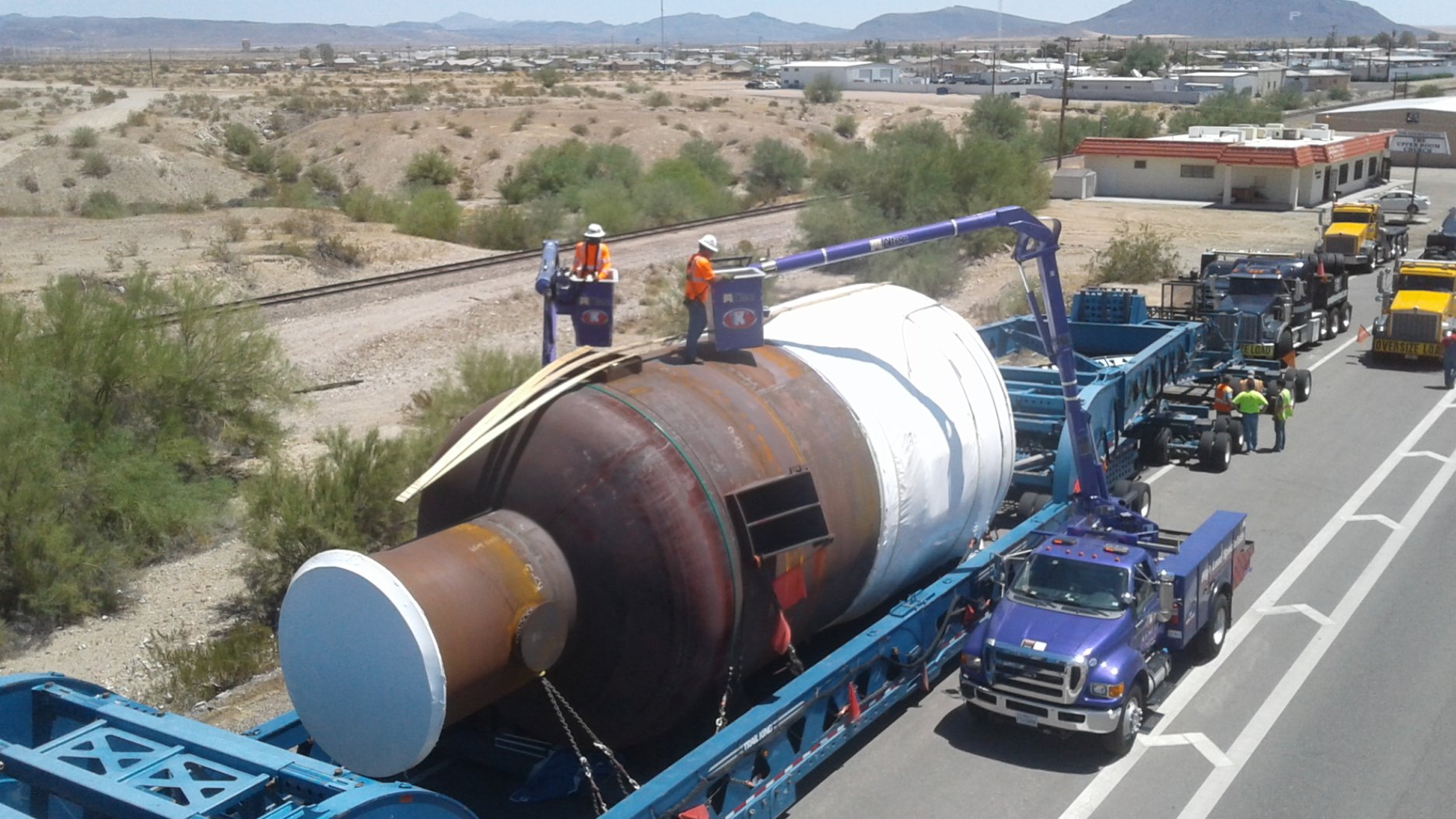 4 Reasons to Use a Bucket Truck Escort for Oversize Loads