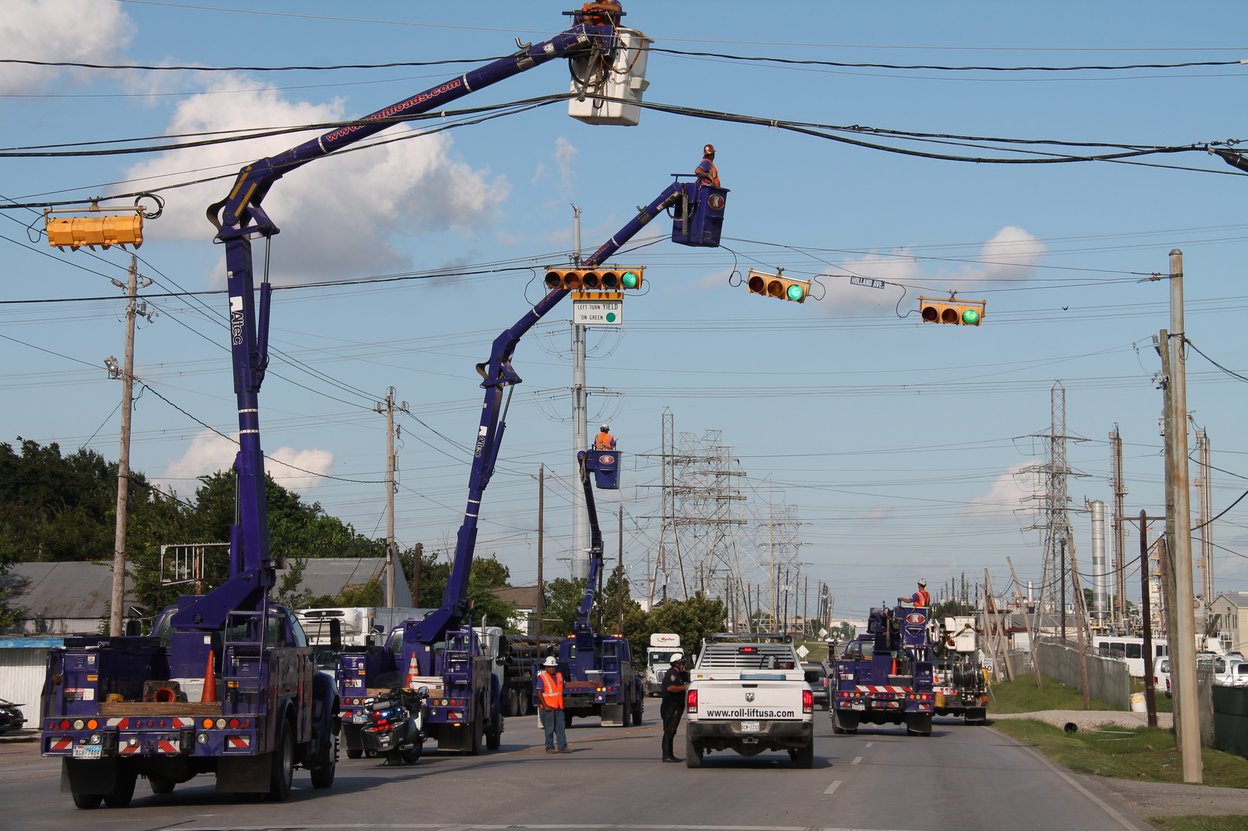 4 Reasons to Use a Bucket Truck Escort for Oversize Loads