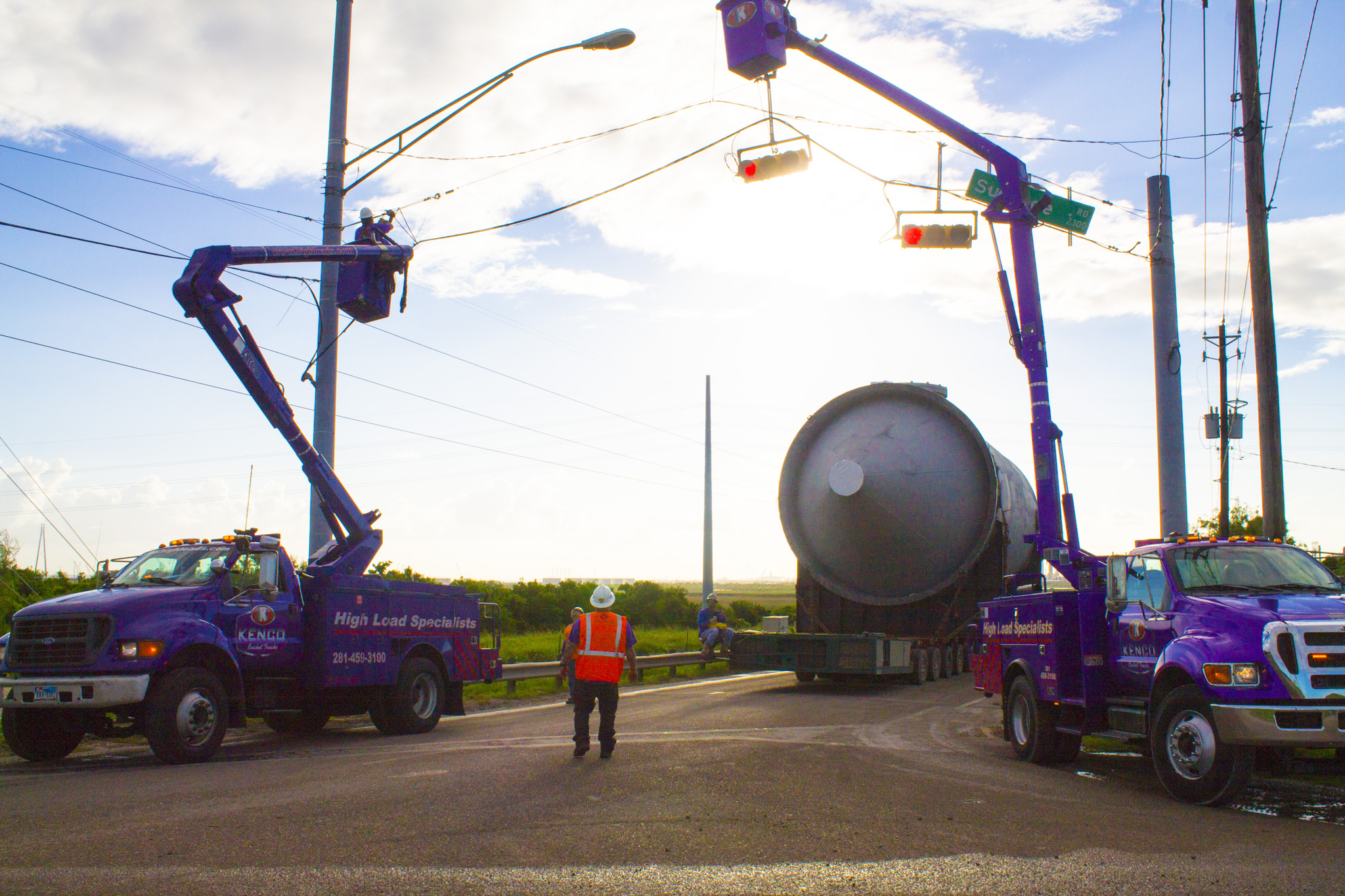 4 Reasons to Use a Bucket Truck Escort for Oversize Loads